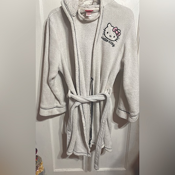Intimates & Sleepwear | Hello Kitty Robe | Poshmark